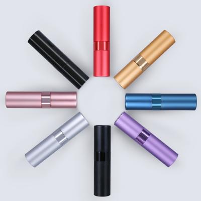 Chine Bouteille d'atomisateur en aluminium de 8 ml pour outil de voyage Mini bouteille de parfum portable rechargeable à vendre