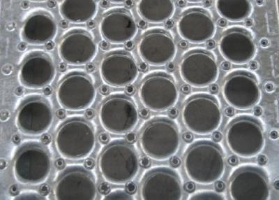 Cina La lamiera sottile decorativa di slittamento anti- riveste le pedate di pannelli perforate del metallo in vendita