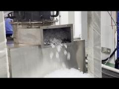 Annuncio pubblicitario di alta efficienza macchina del ghiaccio della metropolitana da 3500 chilogrammi 15 tonnellate al giorno