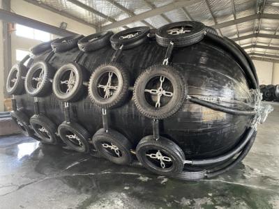 China Puerto usando la defensa de goma neumática de Yokohama con la red de cadena del neumático for sale