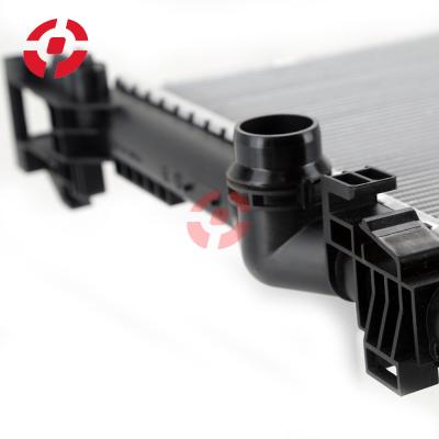 Cina 32224828 Ricambi per autoveicoli sistema di raffreddamento del motore del veicolo raffreddatore del liquido di raffreddamento Radiatore di alluminio serbatoio d'acqua di plastica per VOLVO XC90 in vendita