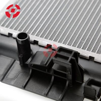 Cina 32224828 Ricambi per autoveicoli sistema di raffreddamento del motore del veicolo raffreddatore del liquido di raffreddamento Radiatore di alluminio serbatoio d'acqua di plastica per VOLVO XC90 in vendita