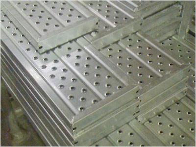 China Punching scaffolding steel plank catwalk  toeboard Transomsmetal ladder with hook or without for sale