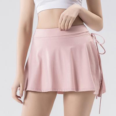 China Het Tennisrok van riemontwerp Geplooide Vrouwen met Veiligheidsborrels Kleding Te koop