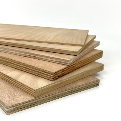 Cina Vendita diretta di fabbrica Legno compensato Okoume 6mm 9mm 18mm Fogli di legno compensato Okoume Legno compensato stratificato 18mm per la costruzione in vendita