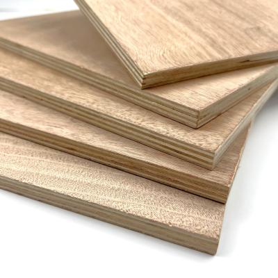 Cina Vendita diretta di fabbrica Legno compensato Okoume 6mm 9mm 18mm Fogli di legno compensato Okoume Legno compensato stratificato 18mm per la costruzione in vendita