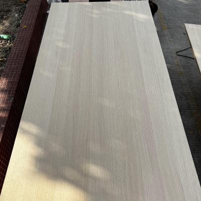 Cina Al dettaglio AA naturale di grano retto 0,45 mm lamiere di rivestimento in legno di quercia bianco rivestimento in legno di quercia per pavimenti rivestimento in legno di quercia pannello murario in vendita