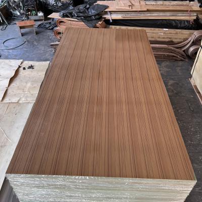 Cina Fornitura di fabbrica Veneer di legno naturale 0,2 mm 0,3 mm 0,5 mm 1 mm 2 mm 3 mm Veneer di teak birmano naturale in vendita