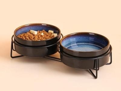 China Opgeheven Loodvrije Ceramische de Hondkom van 400ml 850ml met het Huisdierenlevering van de Metaaltribune Te koop