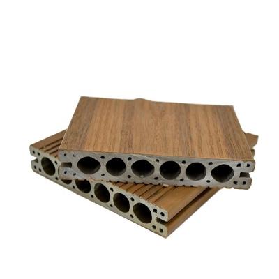 Cina Pavimenti in PVC composito resistente per giardini o balconi esterni in vendita