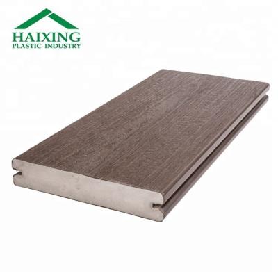 Cina Tecnologia di co-estrusione per pavimentazione in PVC a forma di scanalatura esterna da 16 piedi in vendita