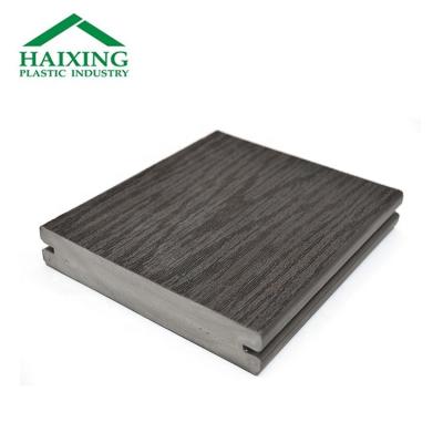 Cina Tecnologia di co-estrusione per pavimentazione in PVC a forma di scanalatura esterna da 16 piedi in vendita