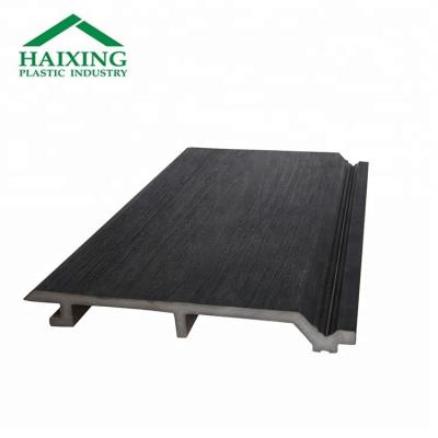 Cina Pannello di rivestimento di pareti composite per case in PVC di spuma grigio di legno per costruzioni all'aperto in vendita