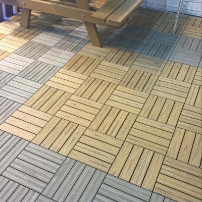 Cina DIY PVC Decking esterno Co-estruso WPC Square Pool Deck Tiles per il design basato sulla plastica in vendita