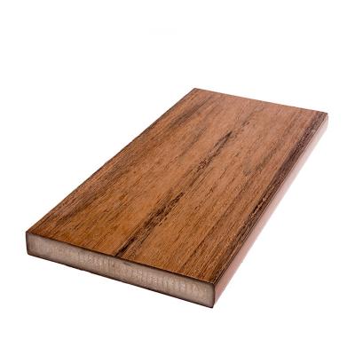Cina Decking esterno di co-estrusione con colore contrastante accentuato e prestazioni impermeabili in vendita