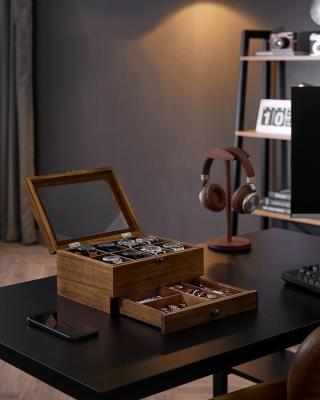 China Handgefertigte 8-Schlitze Rustikale Walnussholz-Uhr-Box 2-Tier-Display-Kase mit großem Glasdeckel zu verkaufen