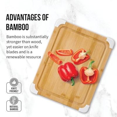 Cina Tavolo di taglio in bambù bianco senza scivolamento di 11x14 pollici sostenibile con tavola di taglio in legno a scanalatura a liquido in vendita
