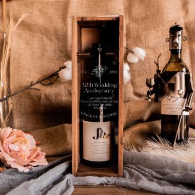 Cina Regalo personalizzato per la casa nuova inciso Chiodo acrilico trasparente Scatola di vino in legno di pino rustico in vendita