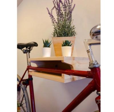 Cina In legno per biciclette montato su un appendiabiti a parete con portabiciclette e scaffale personalizzato in vendita