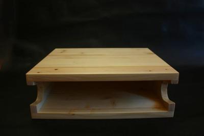 Cina In legno per biciclette montato su un appendiabiti a parete con portabiciclette e scaffale personalizzato in vendita