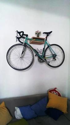 Cina In legno per biciclette montato su un appendiabiti a parete con portabiciclette e scaffale personalizzato in vendita