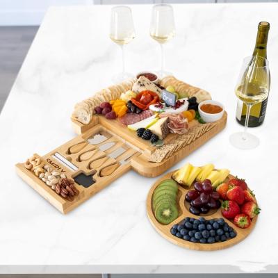 Cina Personalizzazioni in bambù di colore naturale Cheese Board And Knife Set Charcuterie Boards Gift Set in vendita