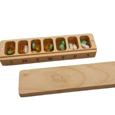 China Mini Houten Doos Draagbare Geneesmiddelen Container 7 Dag Pill Case Organisator Natuur Ornament Te koop