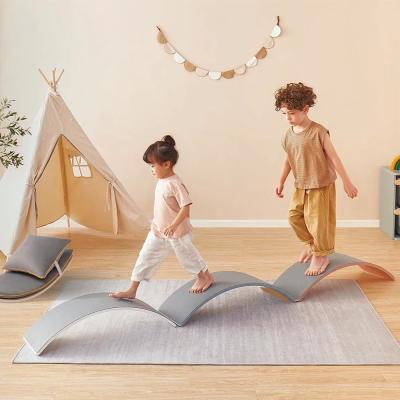 Cina Tavola di bilanciamento in legno da 35 pollici per bambini bambini adolescenti adulti giocattoli di legno per bambini Montessori giocattoli di apprendimento Rocker in vendita