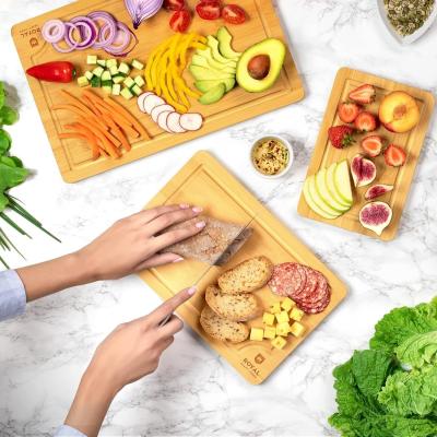 Cina Set di tavola da taglio extra grande in bambù naturale con scanalature per olio Set di 3 tavole da servizio in vendita