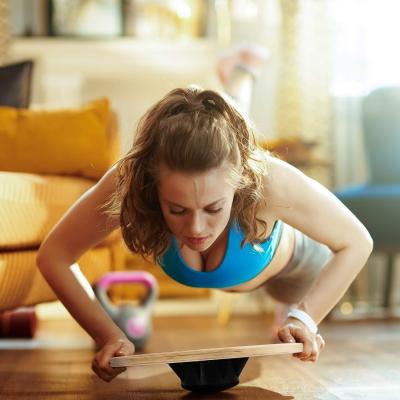 Cina Tabella di bilanciamento in legno oscillante eco-compatibile per l'allenamento versatile dell'equilibrio e la decorazione domestica in vendita