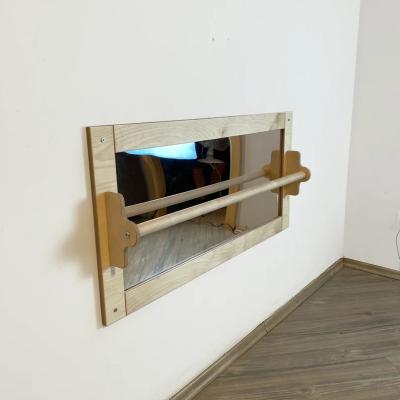 Cina Pavimento per bambini Specchio acrilico incrollabile con barra di legno sensoriale regalo di Natale in vendita