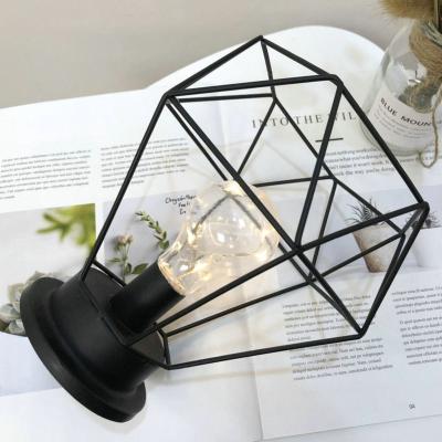 Cina Costo campione gratuito Logo personalizzato filo metallico lanterna a LED lampada da tavolo con tubo di vetro e lampadina LED in vendita