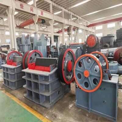 Cina Agregato 50-200tph Stone Jaw Crusher con schermo vibrante e portata Dimensioni 210-1020mm in vendita