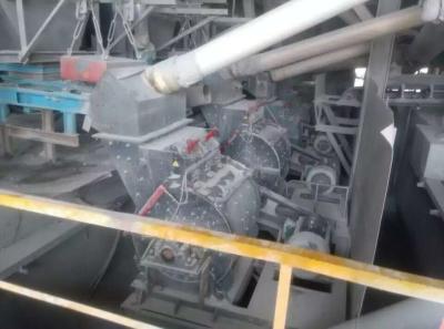 China Petición personalizada Versión europea de molienda en bruto Raymond Molino Equipo de molino en venta