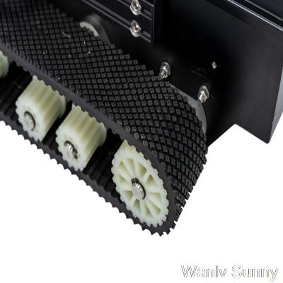 Cina Robot per la pulizia dei pannelli solari dotato di tubi d'acqua e batterie con tensione di funzionamento di 24 V in vendita