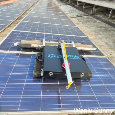 Cina 1100 mm larghezza di pulizia pannello solare robot di pulizia con batteria Li in vendita