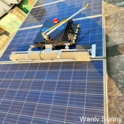 China Máquina de limpeza de painéis solares de controlo remoto à venda