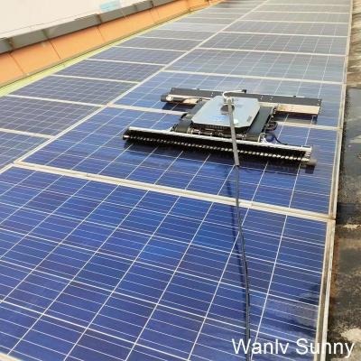 China Robô de limpeza de painéis solares de tensão operacional de 24 V, com motor de corrente contínua e cabeças de escova rolante à venda
