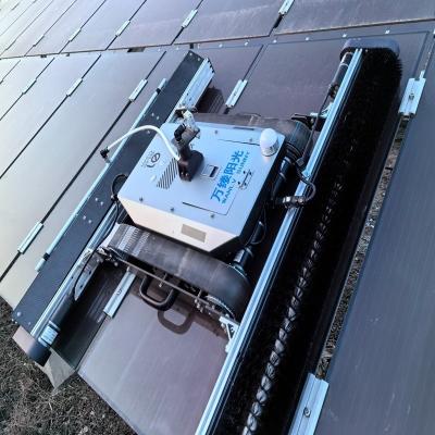China Máquina de solução de limpeza de painéis solares altamente personalizada para limpeza por arrastamento de grandes áreas à venda