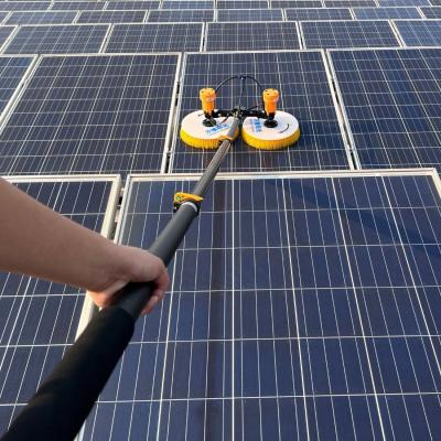 Cina Lavatrice per la pulizia dei pannelli solari con doppia testa e batteria del robot al litio in vendita