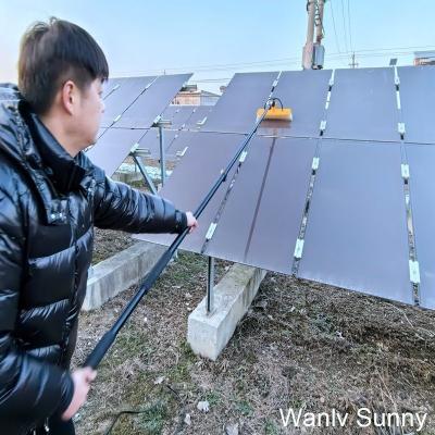 Cina Spazzola di pulizia fotovoltaica manuale con testa di nylon allargata e maniglia in fibra di carbonio mobile in vendita
