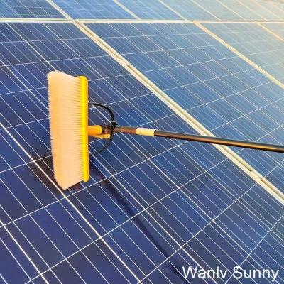 Cina Spazzola di pulizia fotovoltaica manuale con testa di nylon allargata e maniglia in fibra di carbonio mobile in vendita