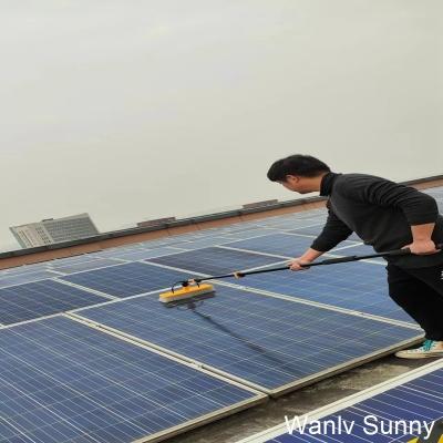 Cina Spazzola di pulizia fotovoltaica manuale con testa di nylon allargata e maniglia in fibra di carbonio mobile in vendita