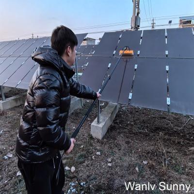 Cina Wanlv Telescopic Carbon Fiber Pole Manual Water Spray Brush per il lavaggio di impianti fotovoltaici in vendita