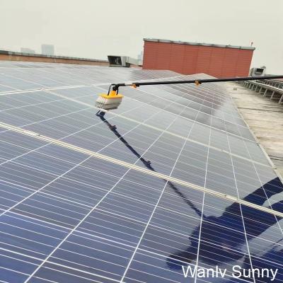 Cina Spazzola manuale per la pulizia del pannello solare con maniglia in fibra di carbonio da 11,4 M e testa piatta da 55 cm in vendita