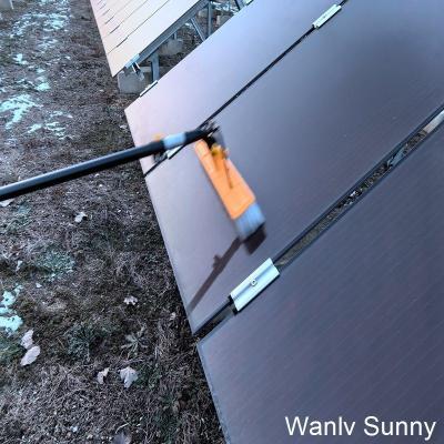 Cina Spazzola manuale per la pulizia del pannello solare con maniglia in fibra di carbonio da 11,4 M e testa piatta da 55 cm in vendita