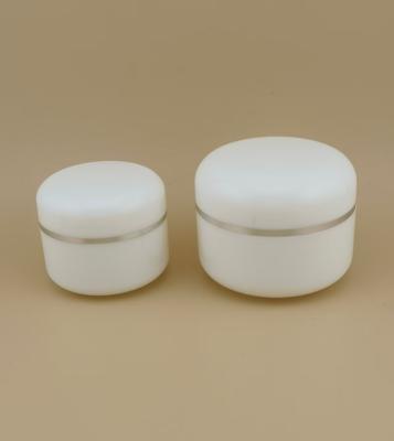 China Bottone di crema di plastica bianca a bordo rotondo con bordo argenteo per lozione femminile for sale