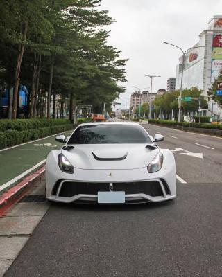 China Ferrari F12 Cuerpo de fibra de carbono Kit F12 Novitec N-largo estilo delantero y trasero parachoques arco de la rueda F12 spoiler difusor del labio delantero en venta