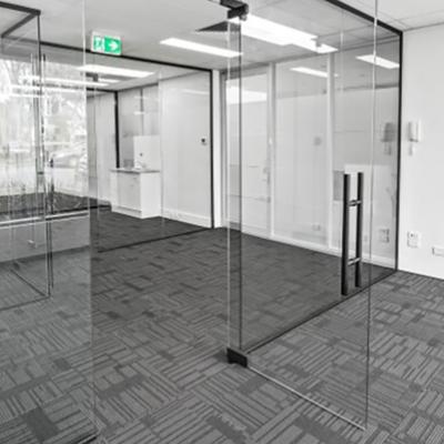 Material principal de acero Superficie terminada Personalizada de aluminio puerta de vidrio insonorizada sin marco