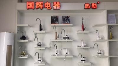 Cina rubinetto della doccia montato piattaforma di 3kw Heater Faucet 3-5s con l'esposizione di temperatura in vendita